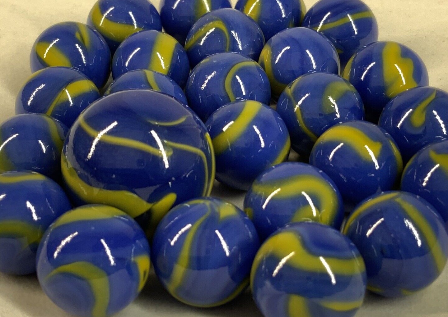 25 Glass Marbles ANGELFISH Blue/Yellow Dory game vtg style Shooter ...