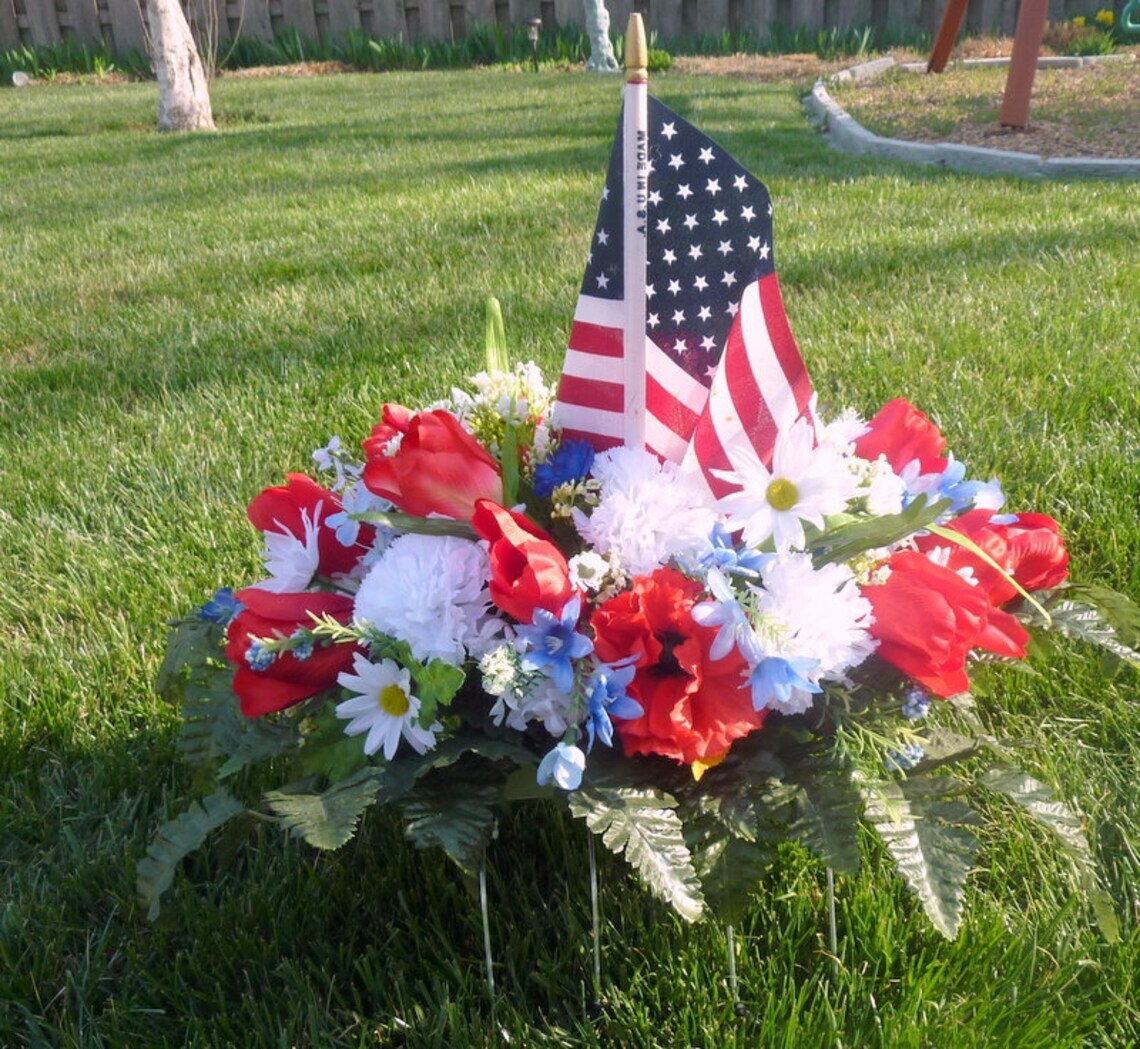 Memorial flowers in Red, White and Blue, Military memorial flower ...