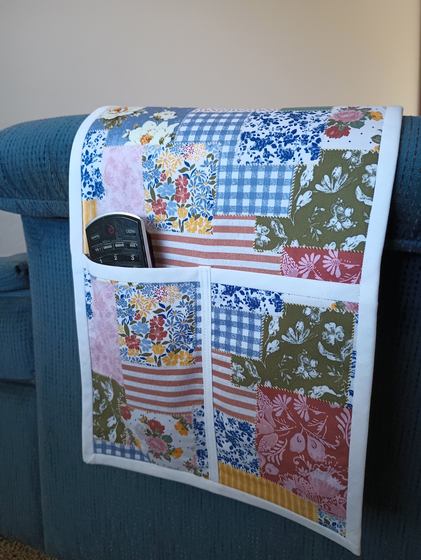 Armchair Caddy, Organizer Holds Phones, TV Remotes, Books, Glasses ...