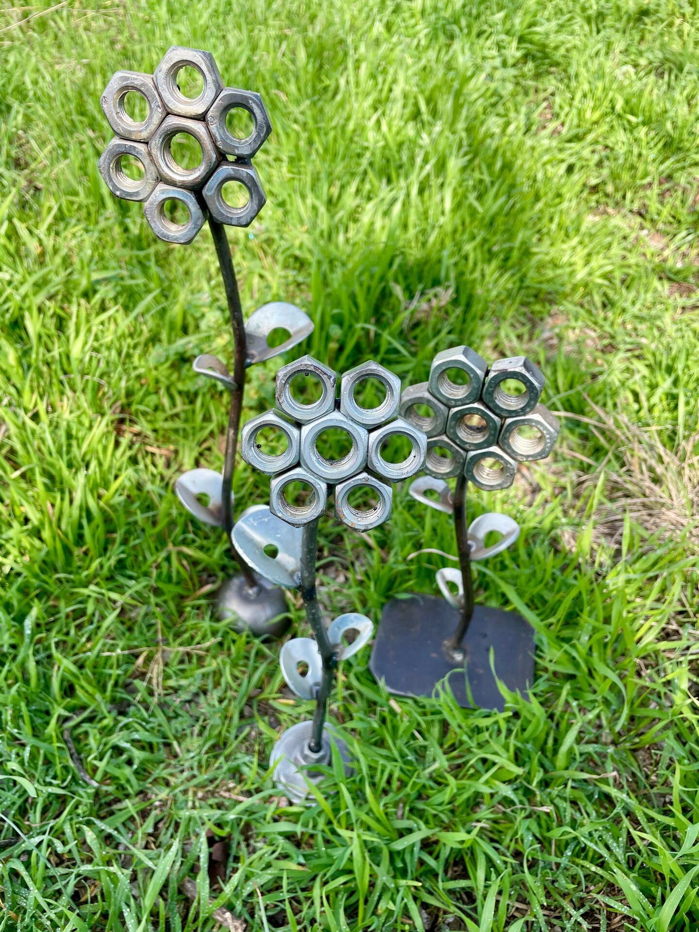 Metal flowers, daisy welded yard art, handmade scrap metal flower, home ...